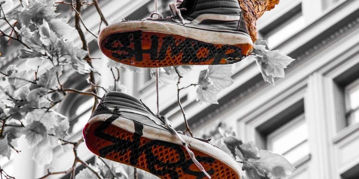 Comment customiser des sneakers ? - Dialoguons